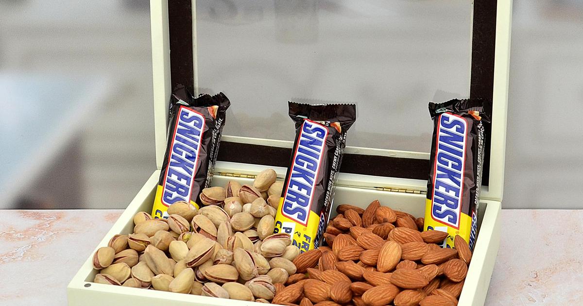 200 grm Almond & Pista with Snickers in a Box | Gift Baskets